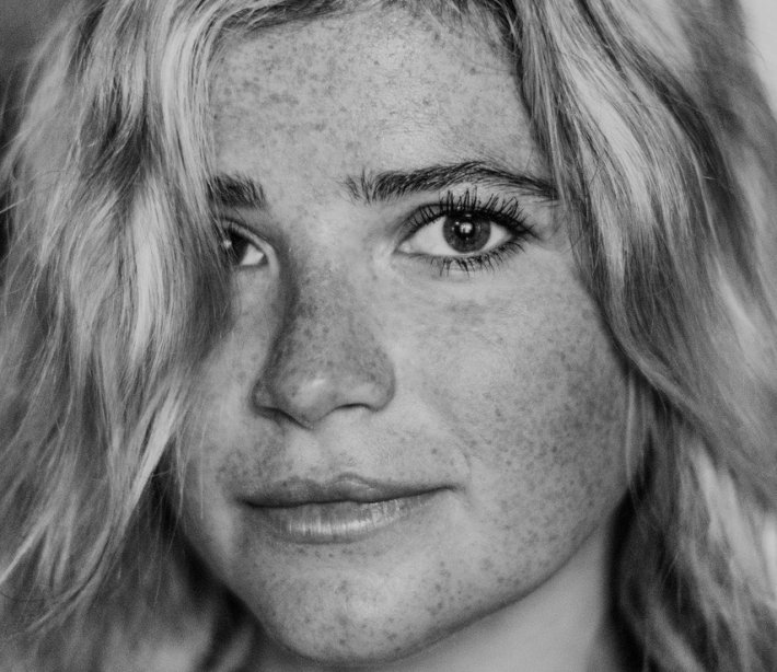 Alexandra King unveils new single 'Freckles (In An Old Pub)' | Mystic Sons